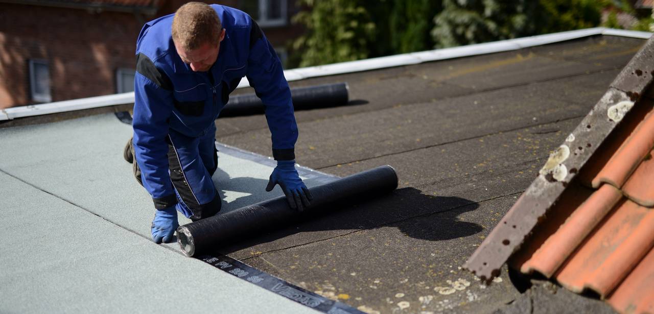 Bitumen in Bahnen: Definition, Verarbeitung und welche Vorteile die ...